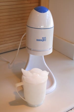 This machine uses ice cubes to make shaved ice easily